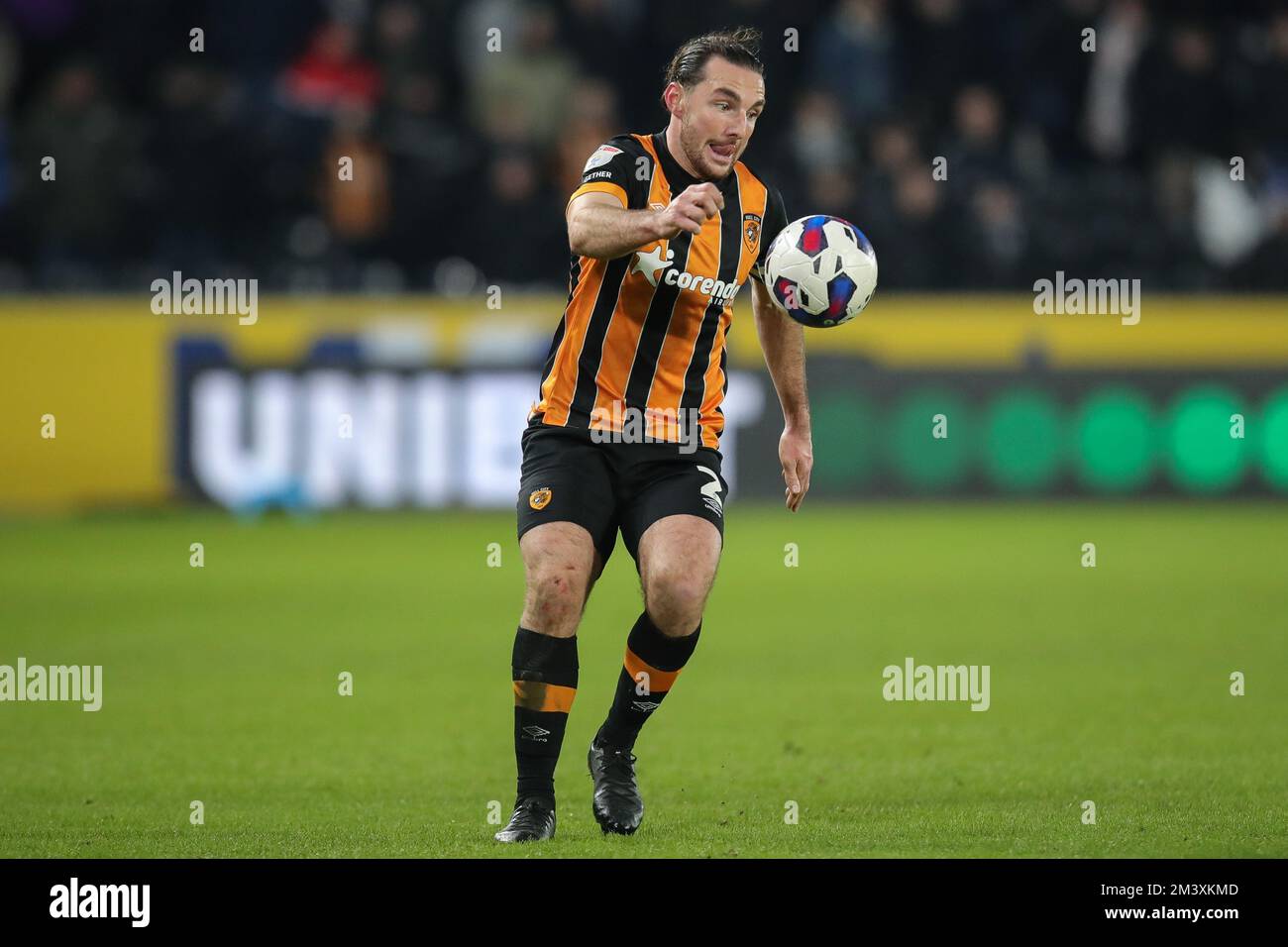Lewie Coyle #2 de Hull City sur le ballon pendant le match du ...