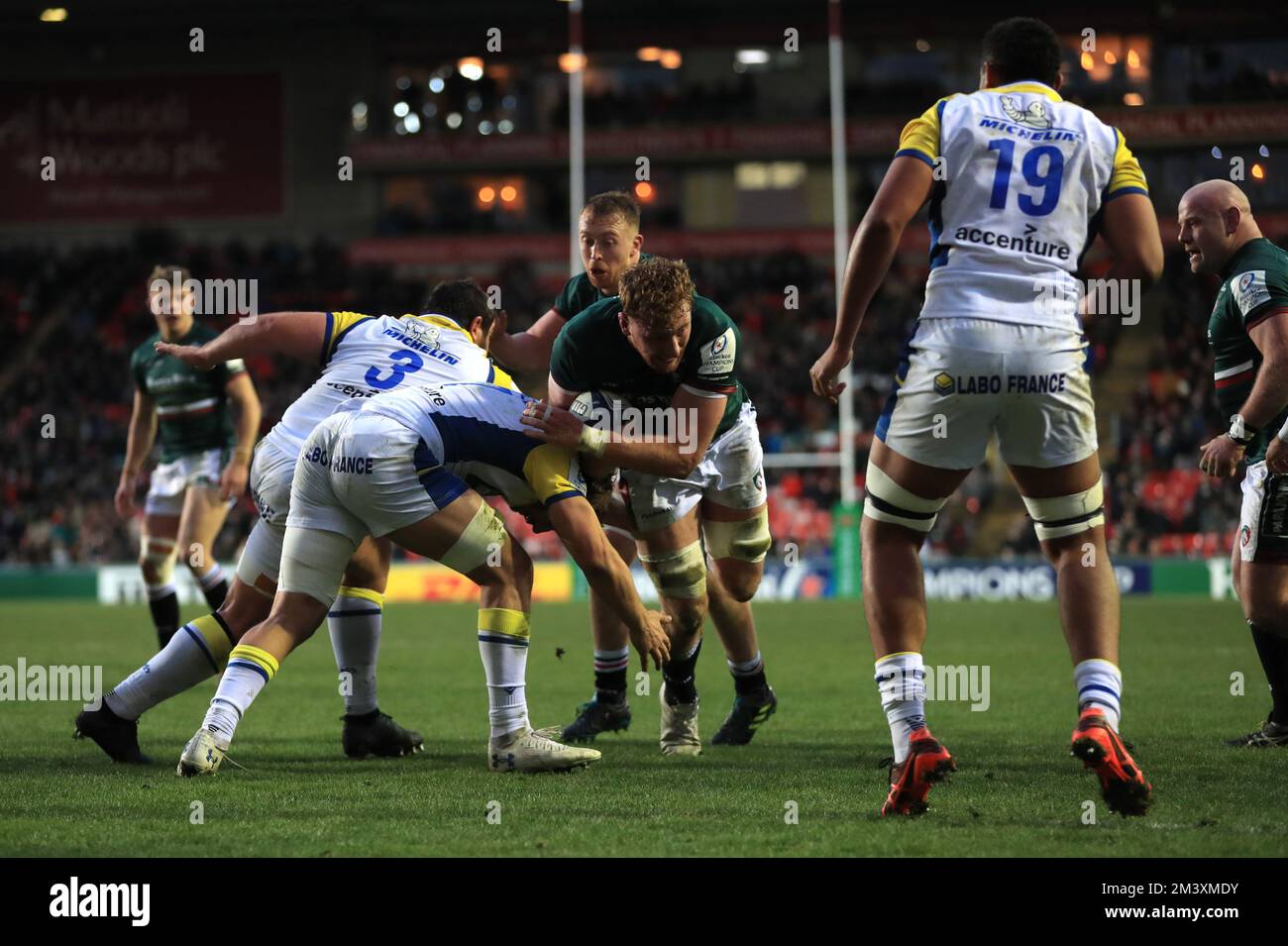 Ollie Chessum de Leicester Tigers a été affrontée par Alexandre Fischer ...