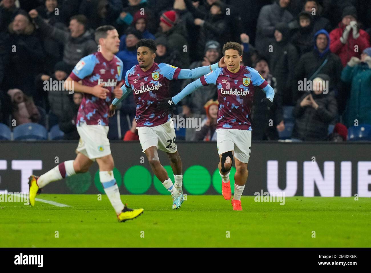 Manuel Benson #17 de Burnley fête ses scores pour le faire 1-1during le ...