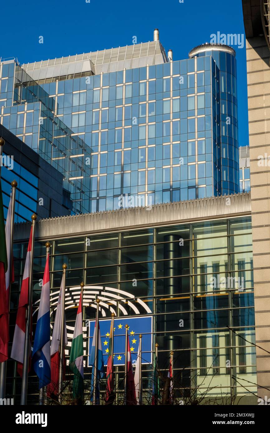 La façade du Parlement européen et son logo hémicycle stylisé avec le ...