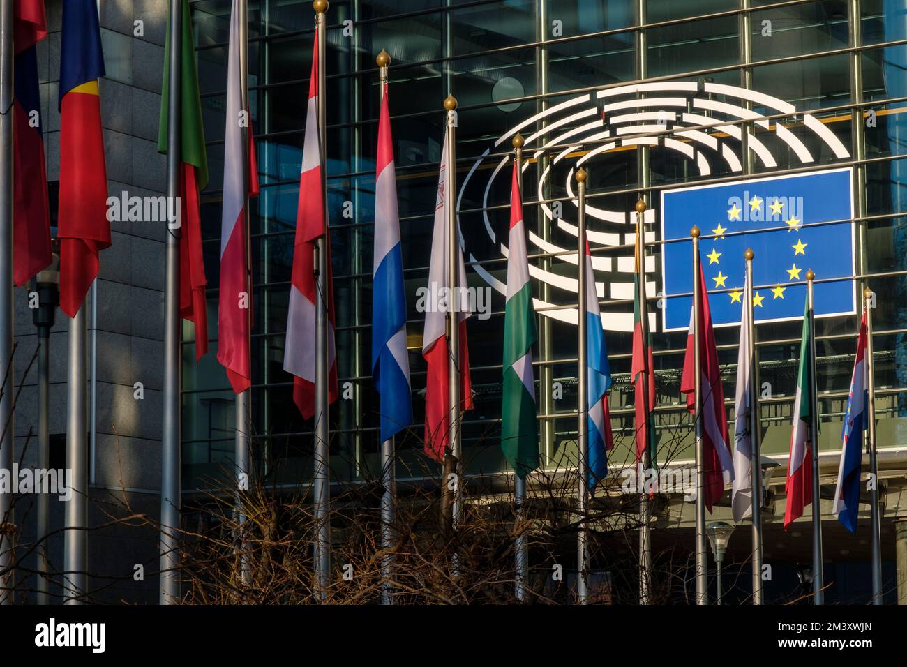 La façade du Parlement européen et son logo hémicycle stylisé avec le ...