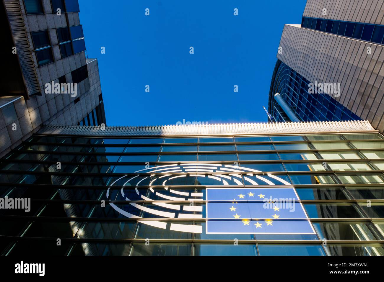 La façade du Parlement européen et son logo hémicycle stylisé avec le ...