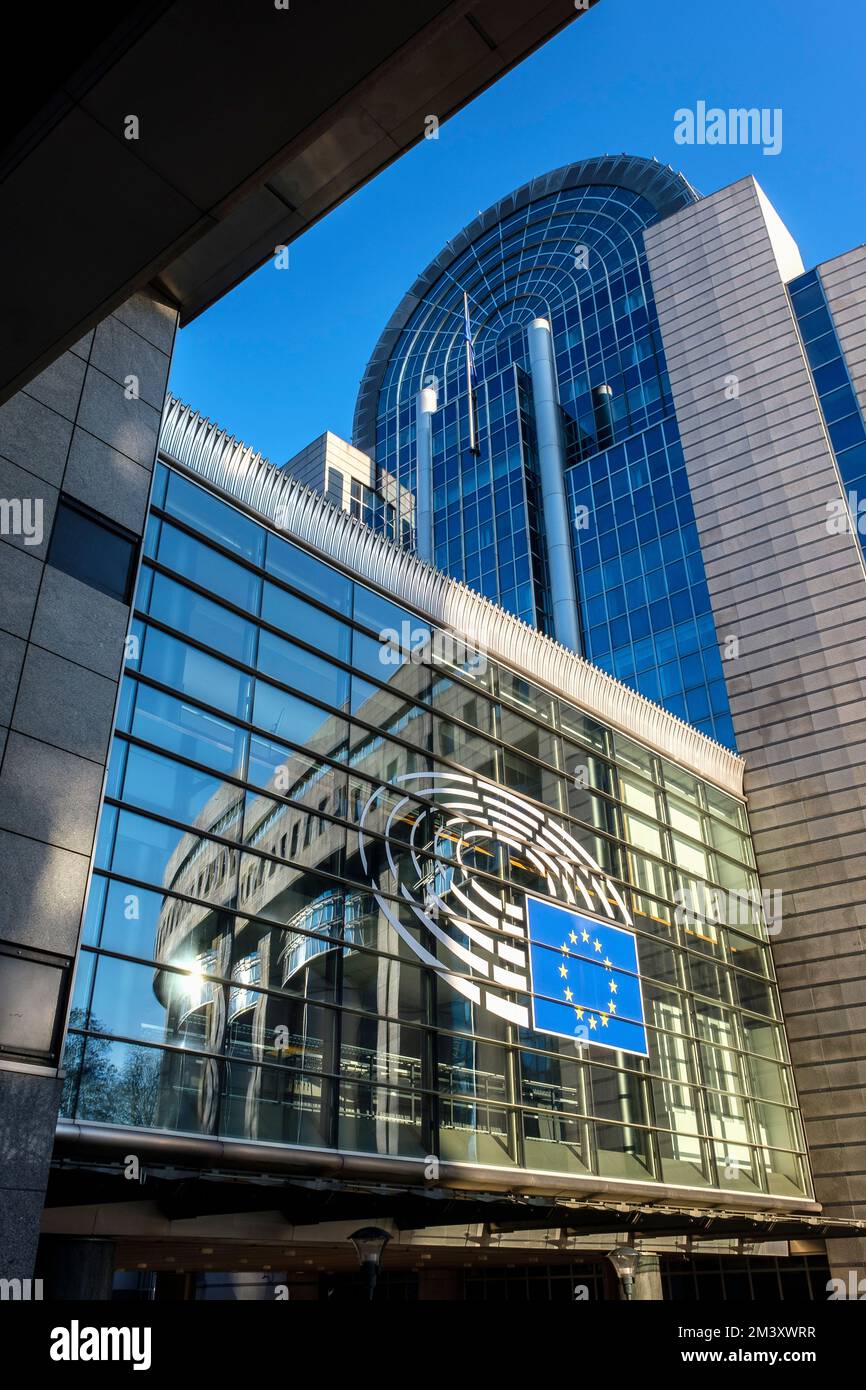 La façade du Parlement européen et son logo hémicycle stylisé avec le ...