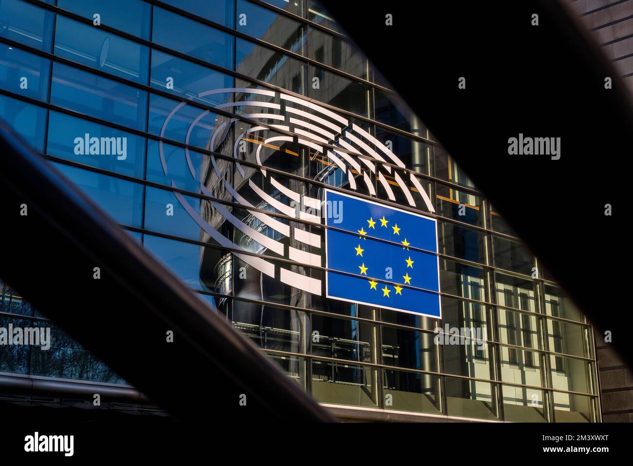 La façade du Parlement européen et son logo hémicycle stylisé avec le ...