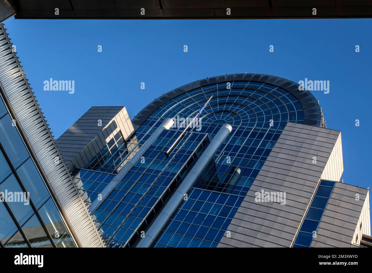 La façade du Parlement européen et son logo hémicycle stylisé avec le ...