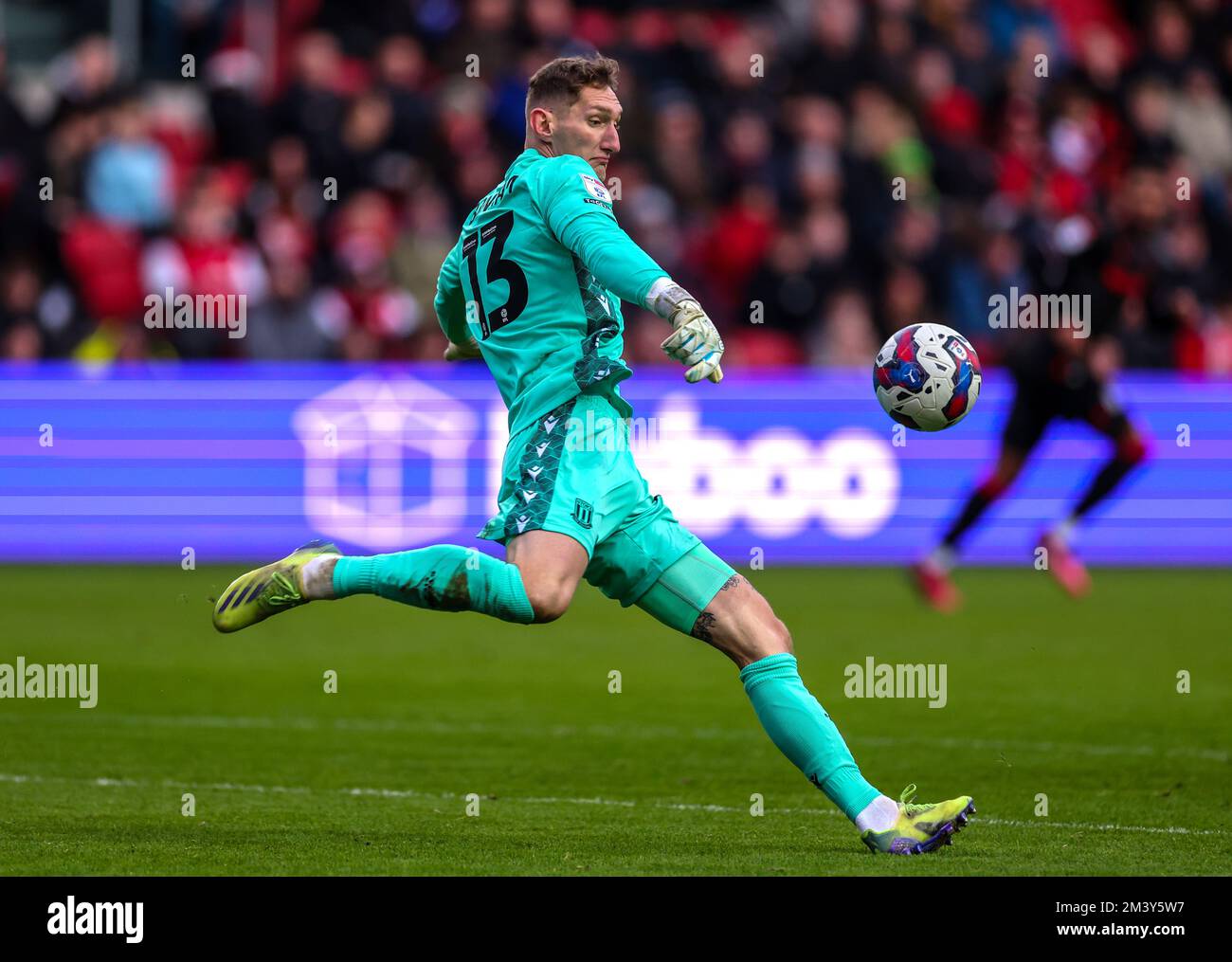 Jack Bonham, gardien de but de la ville de Stoke, en action pendant le ...