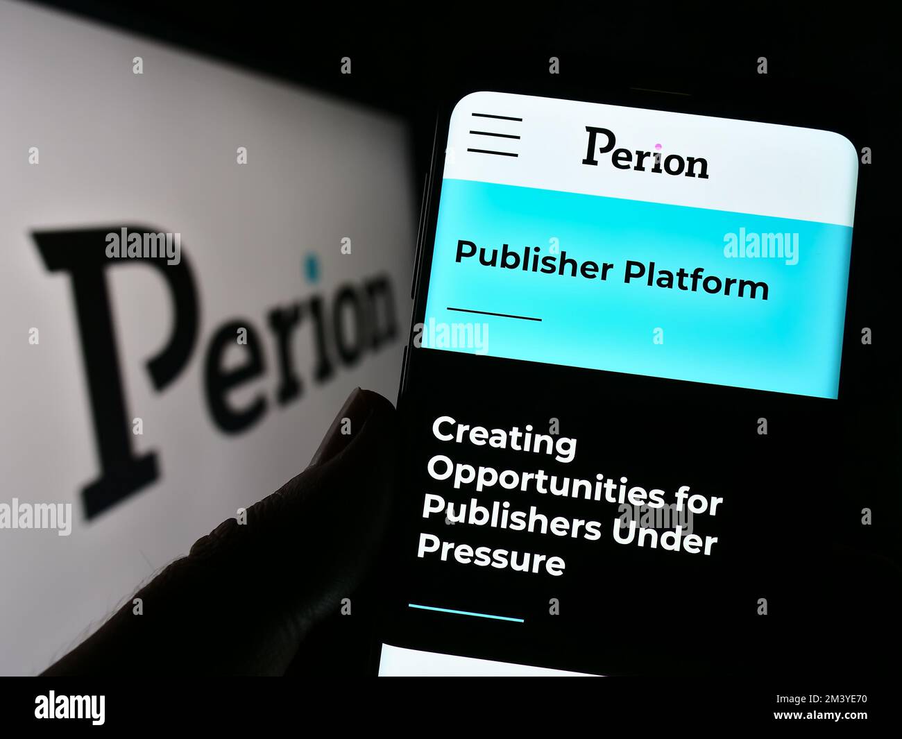 Personne Tenant Un Téléphone Portable Avec La Page Web De La Société Israélienne Perion Network