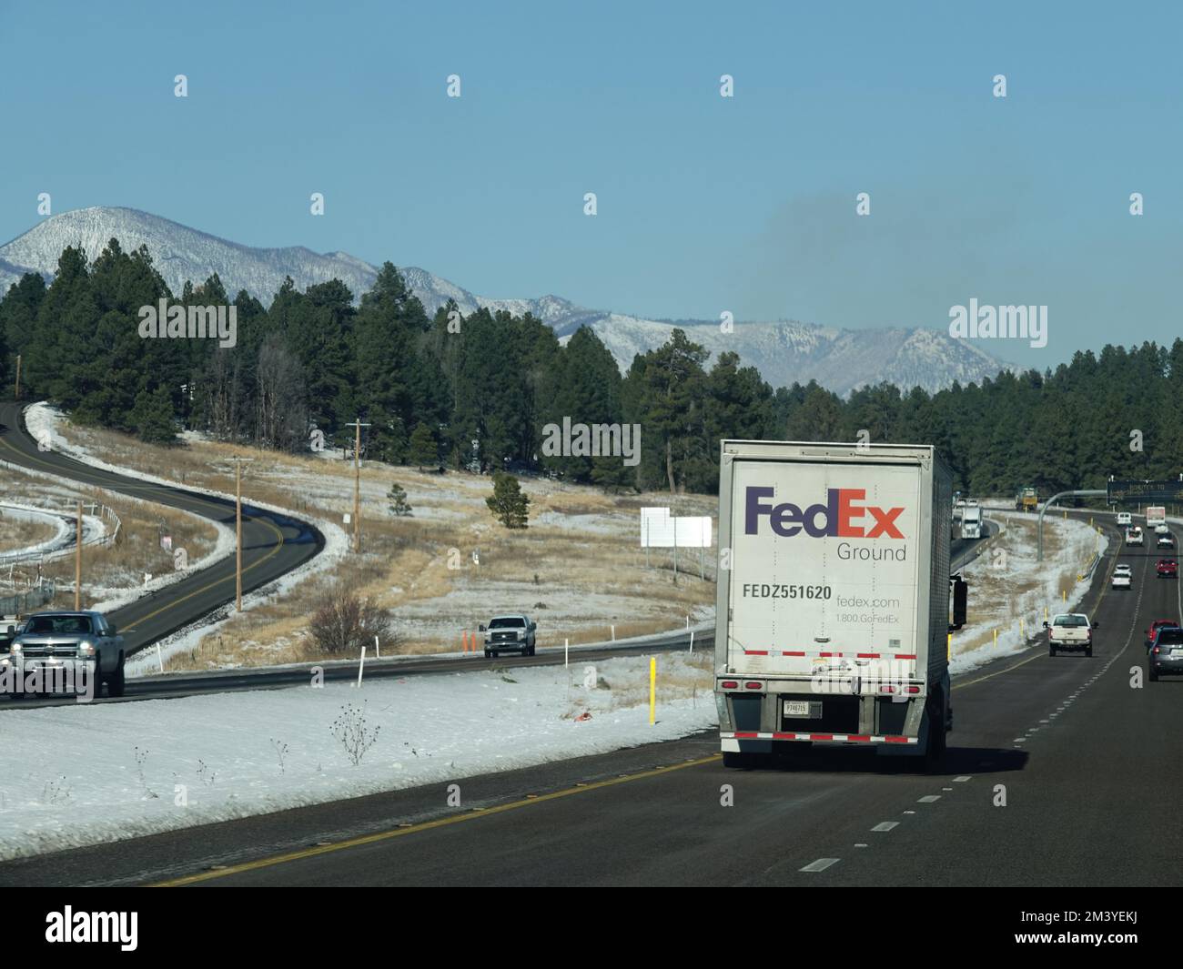 Le camion de livraison FedEx Ground se déplace vers le nord sur l ...