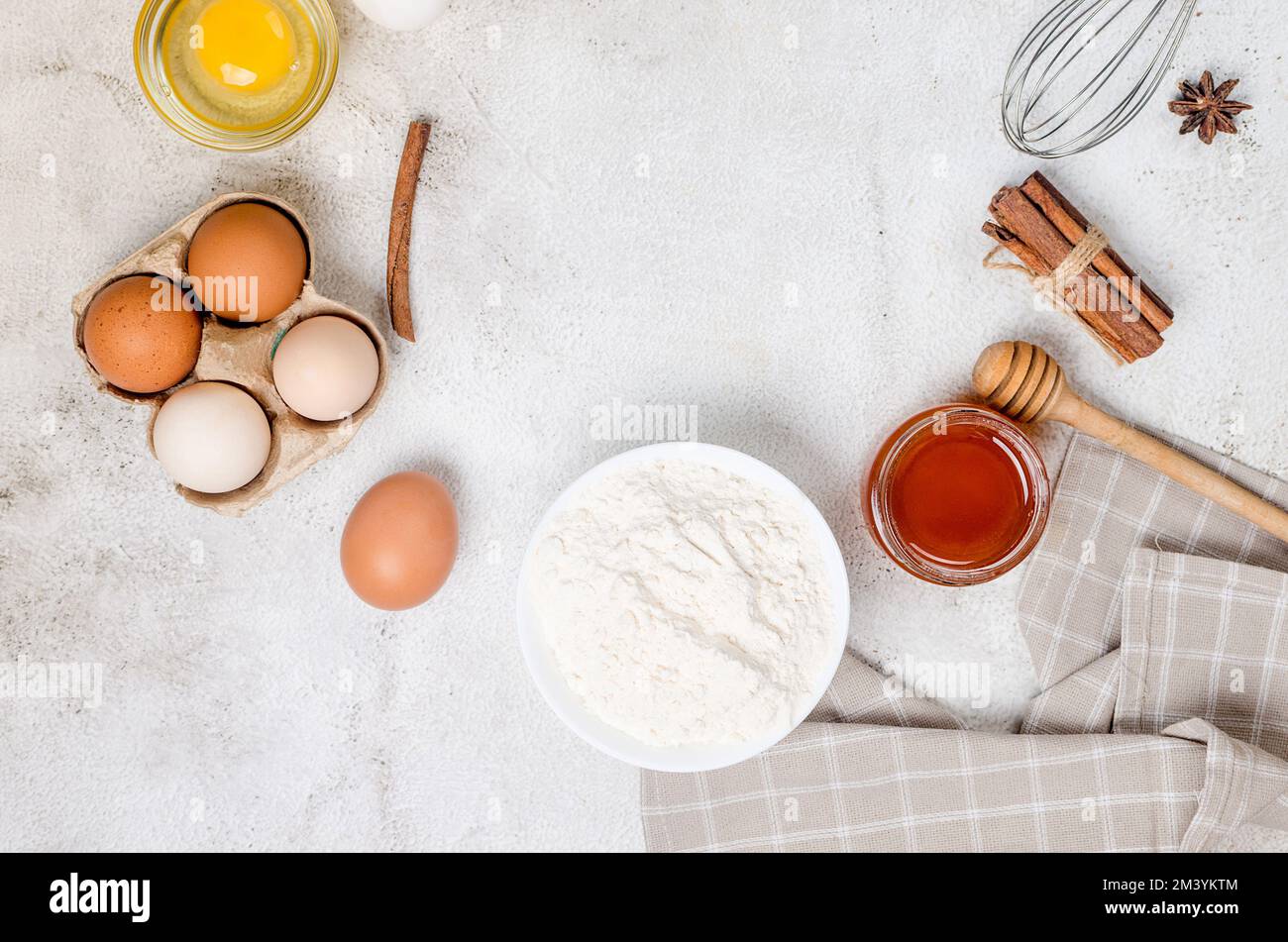 Cuisson de biscuits faits maison sur un plan de travail léger avec des ...