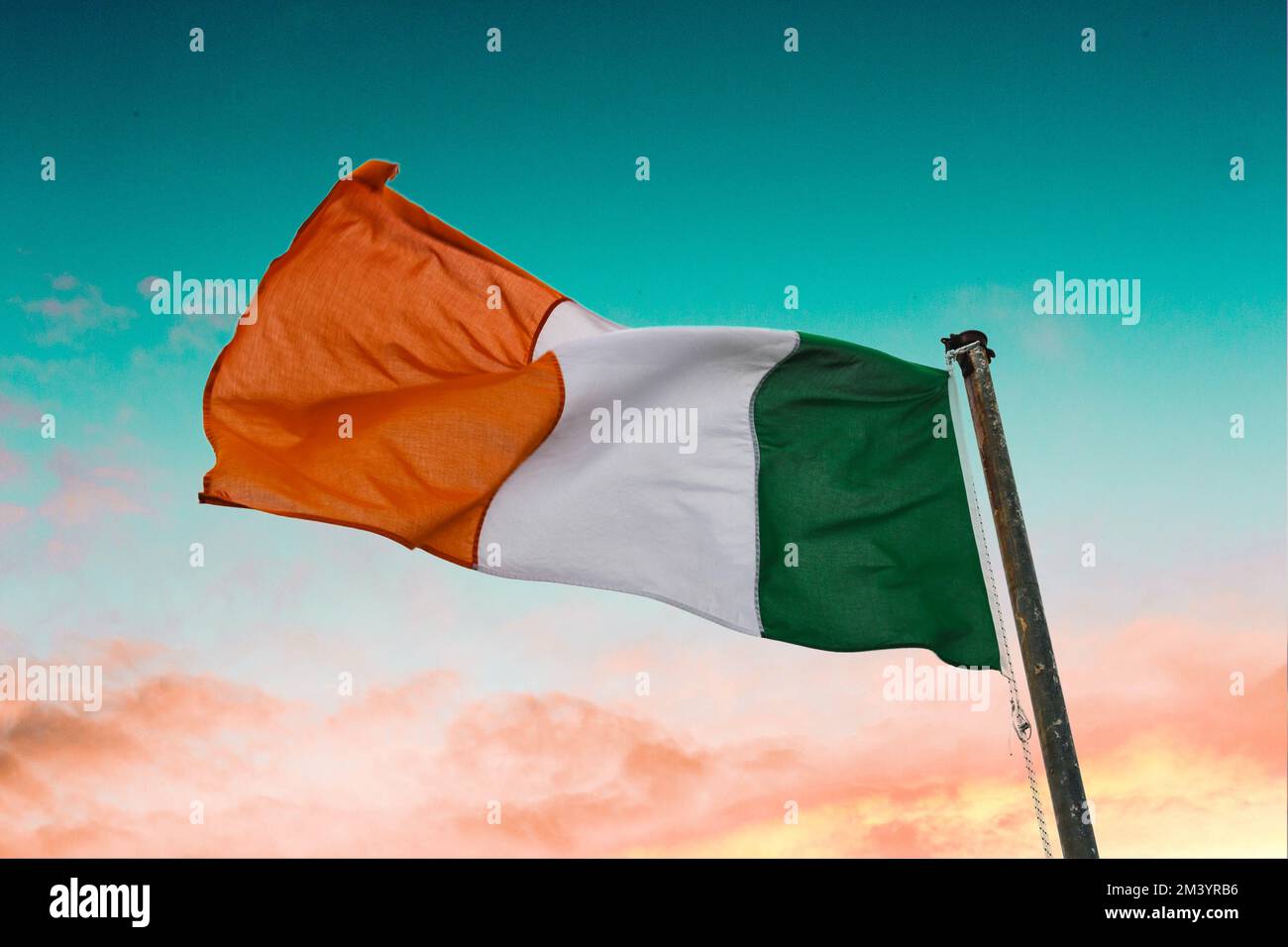 Drapeau irlandais battant Banque de photographies et d’images à haute ...