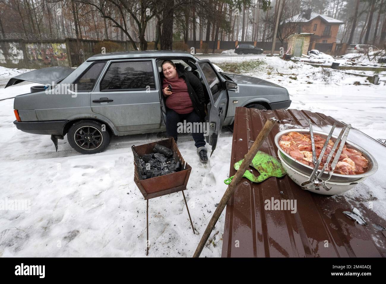 Irpin, Ukraine. 17th décembre 2022. Une femme sans électricité dans son ...