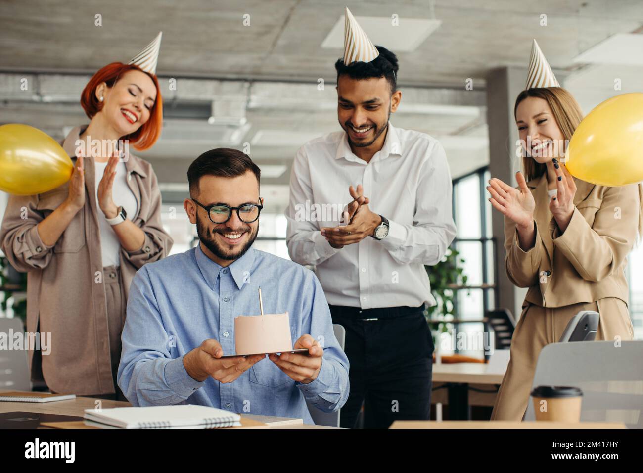 Le jeune homme va souffler des bougies sur le gâteau et faire un ...