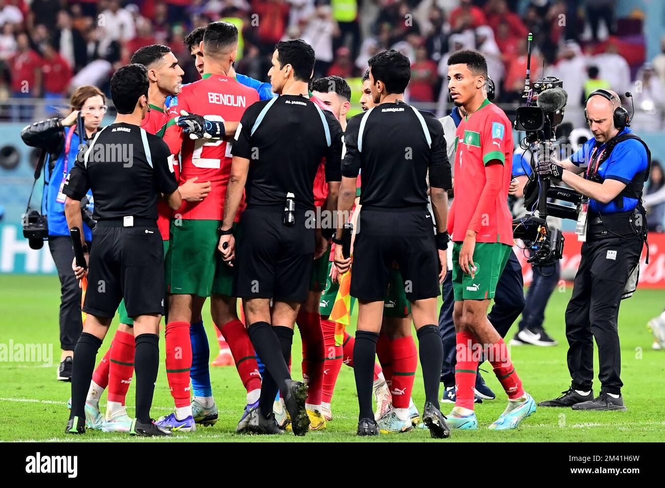 DOHA, QATAR - DÉCEMBRE 17: Les joueurs du Maroc Badr Benoun ,Achraf ...