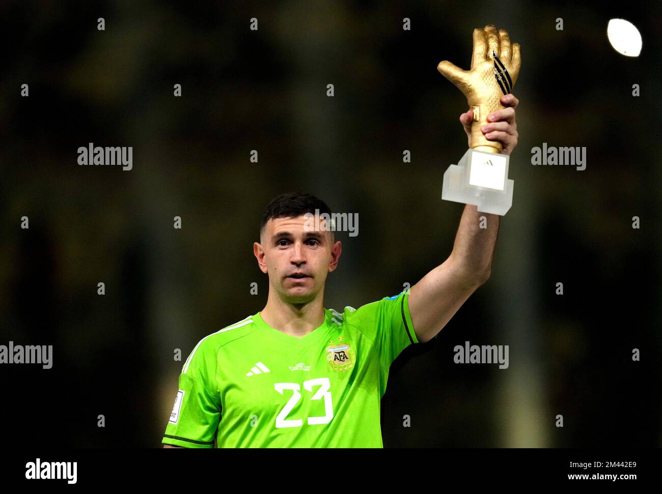 Emiliano Martinez, gardien de but argentin, célèbre avec le Golden ...