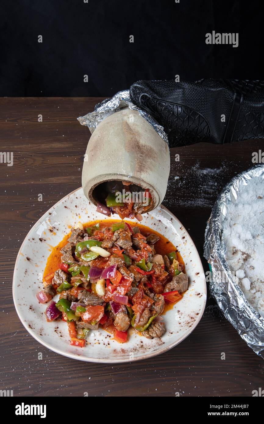 Cuisine turque traditionnelle. Testi kebab, cuisine locale en Turquie ...