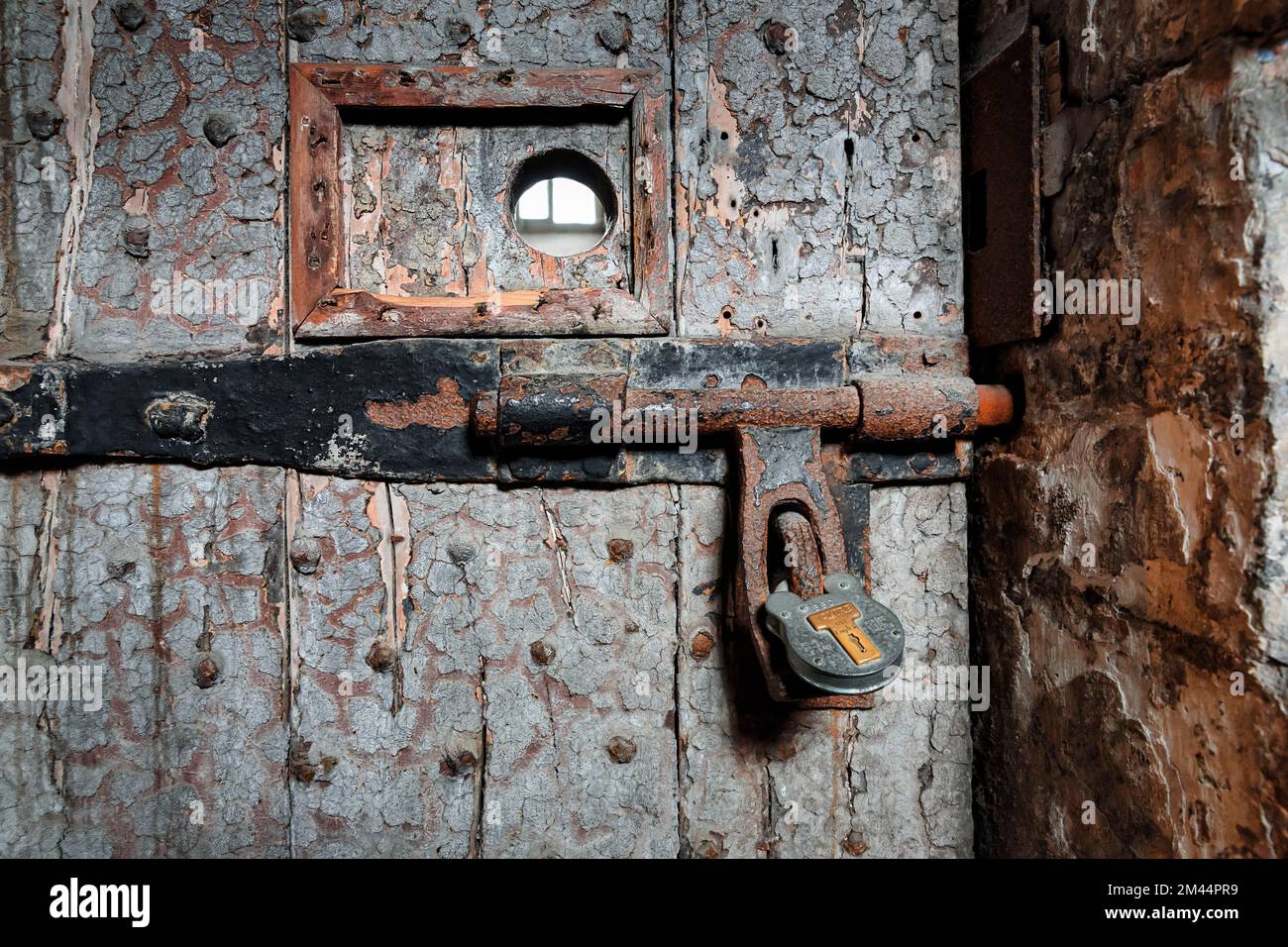 Porte d'une cellule de prison avec boulon, cadenas et péephole, prison ...