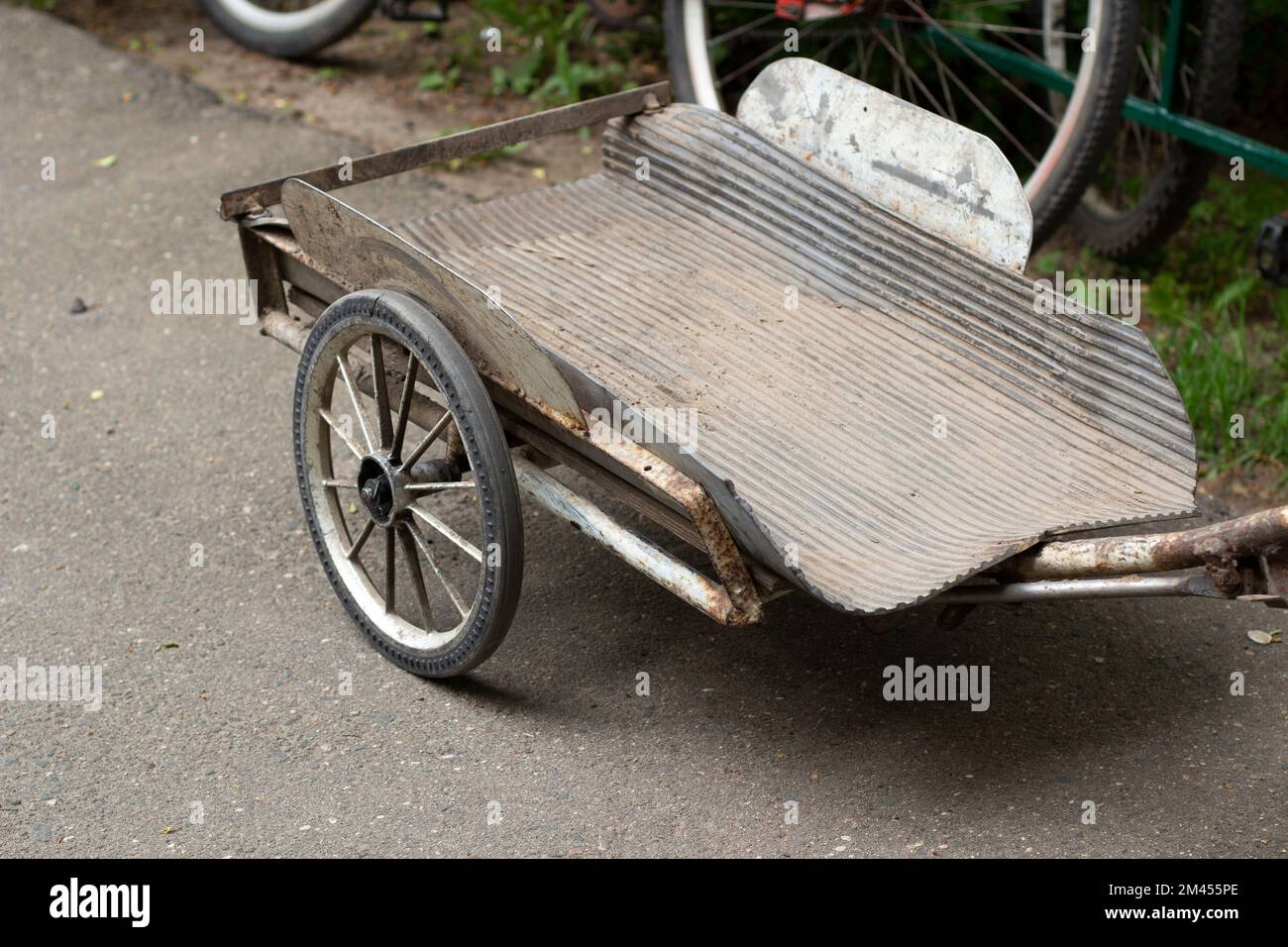 Chariot sur roues. Remorque à vélo. Transport de marchandises. Pièces ...