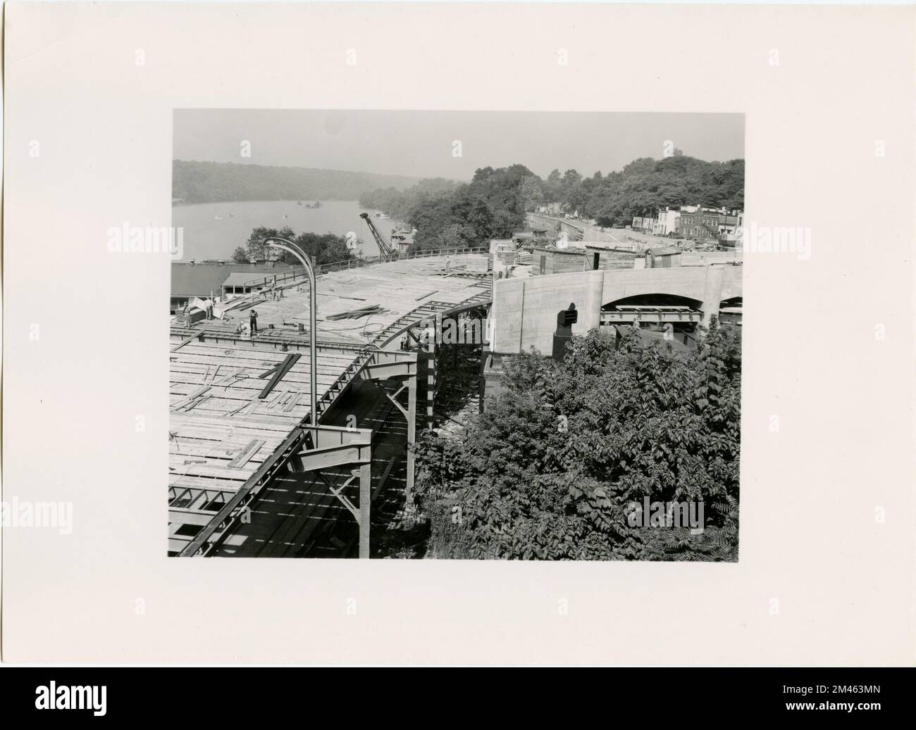 Construction du Skyway de K Street. Légende originale: Construction de ...