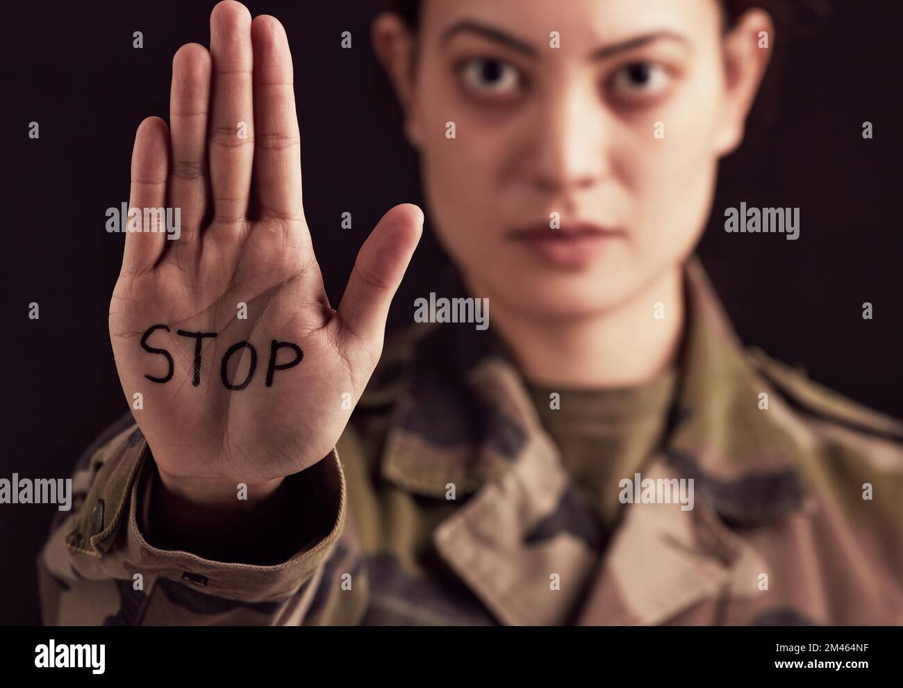 Regard femme militaire Banque de photographies et d’images à haute ...