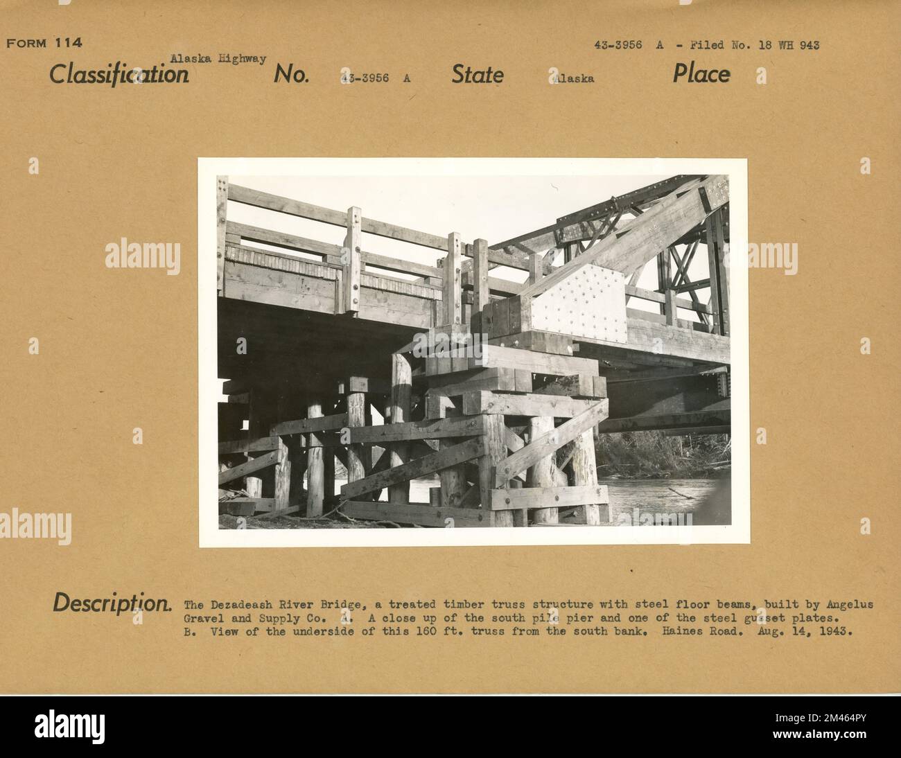 Pont de la rivière Dezadeash, une structure de treillis en bois traité ...