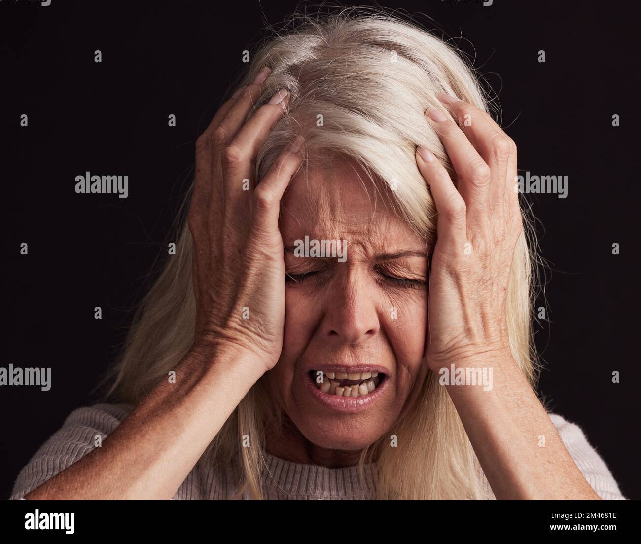 La santé mentale, la dépression et le visage de la femme âgée sont ...