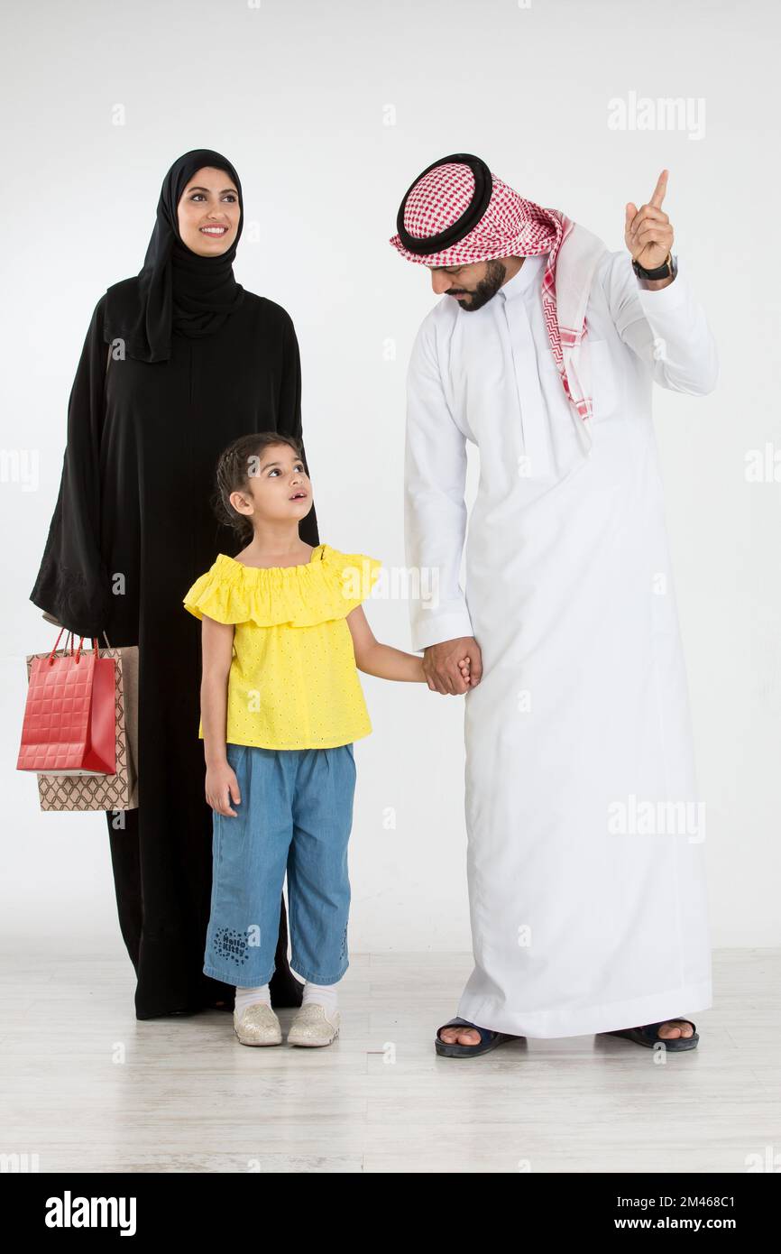 Arab family shopping hijab Banque de photographies et d’images à haute ...