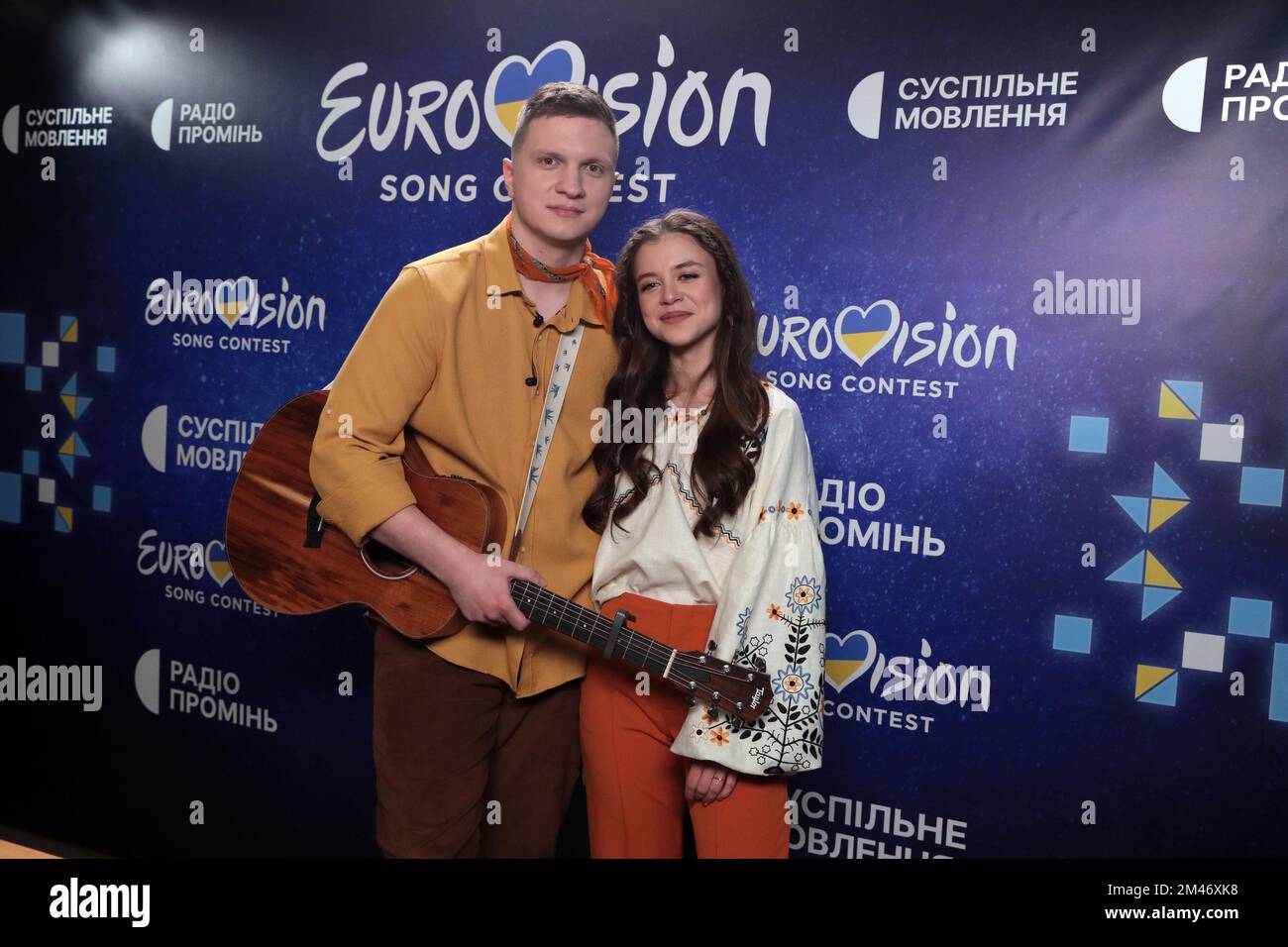 KIEV, UKRAINE - 17 DÉCEMBRE 2022 - les membres du groupe de tember Blanche posent pour une photo ...