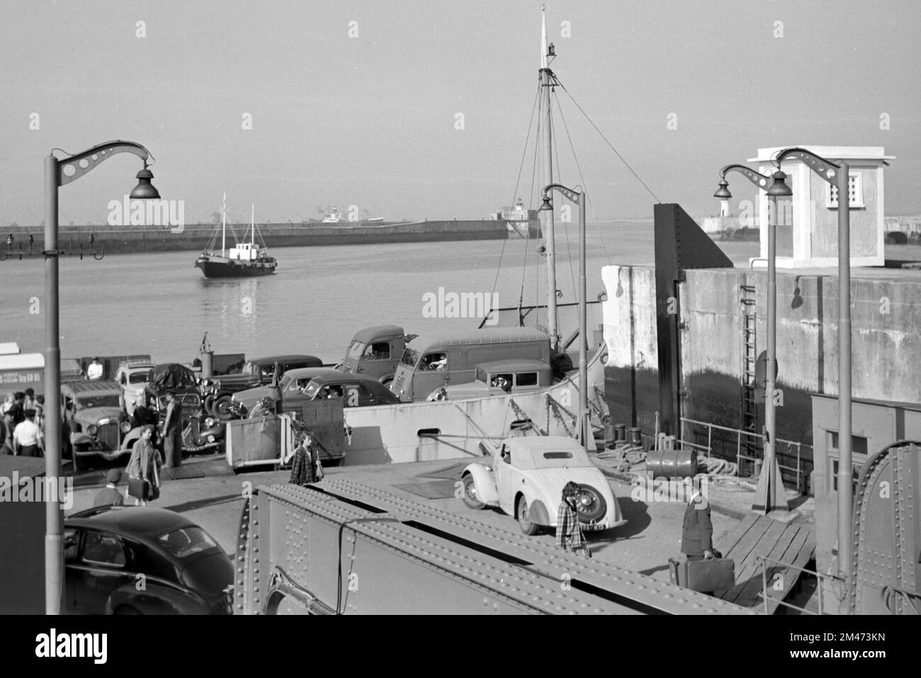 Voiture Ferry la Rochelle à l'Île d'Oléron et voitures anciennes sur la ...