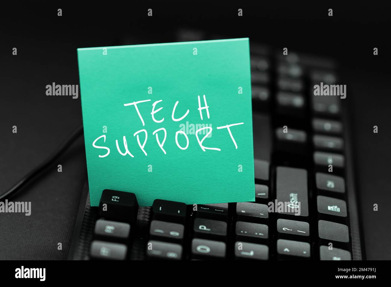 Panneau écrit à la main support technique. Mot écrit sur aider les ...