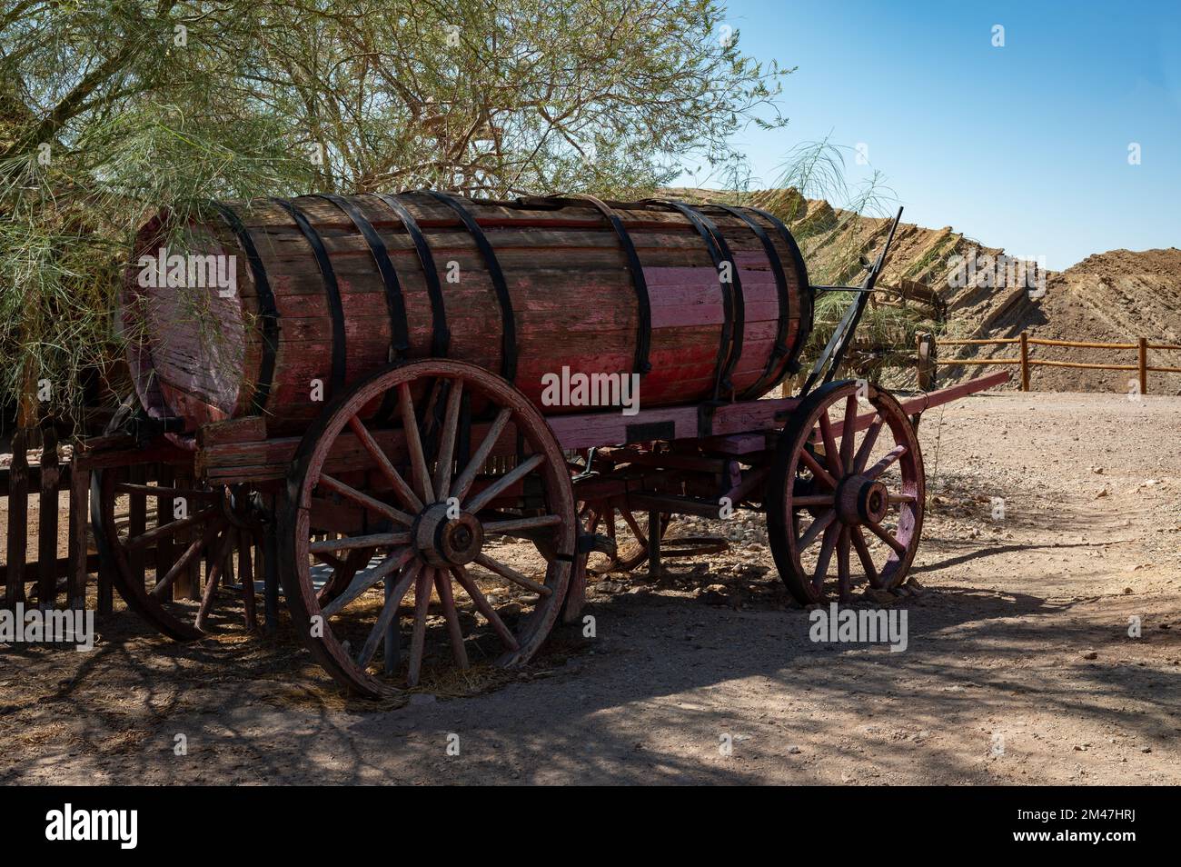 ancienne charrette en bois avec un grand tonneau dans une ville de l ...