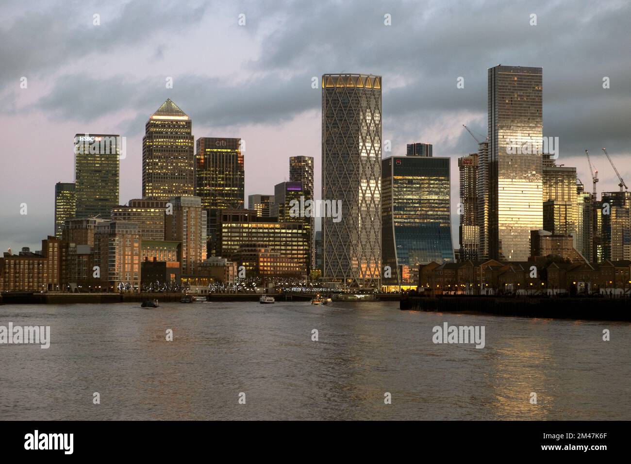 Vue sur les bâtiments d'entreprise au bord de la rivière Thames à Dusy ...