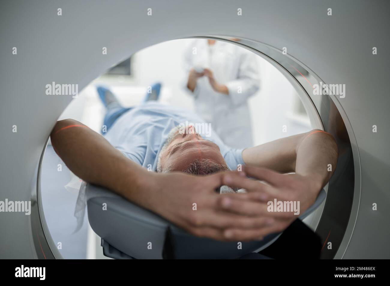 Gros plan d'un patient dans le scanner IRM Photo Stock - Alamy