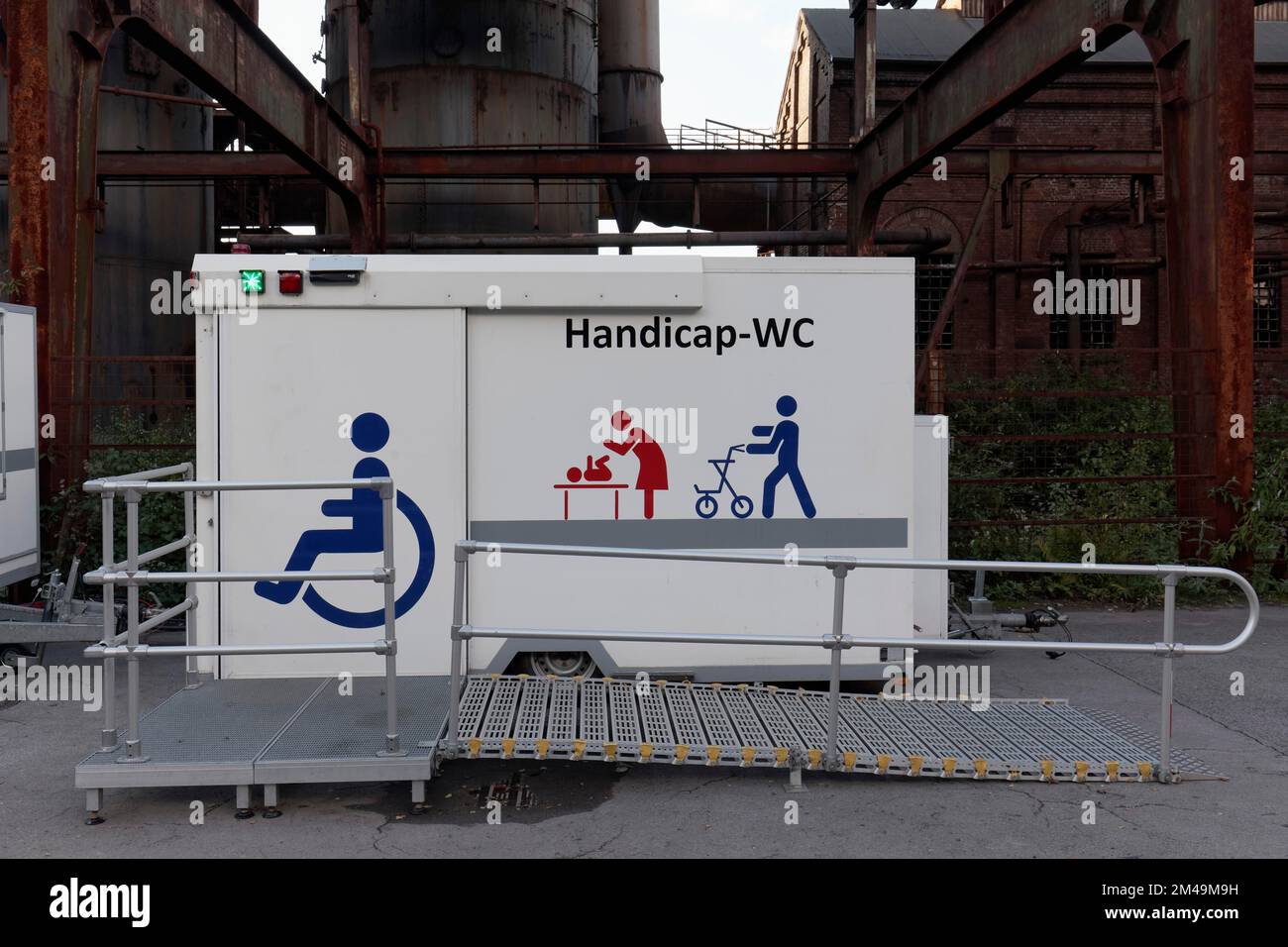 WC handicapés avec pictogrammes pour fauteuil roulant et roller sur la ...