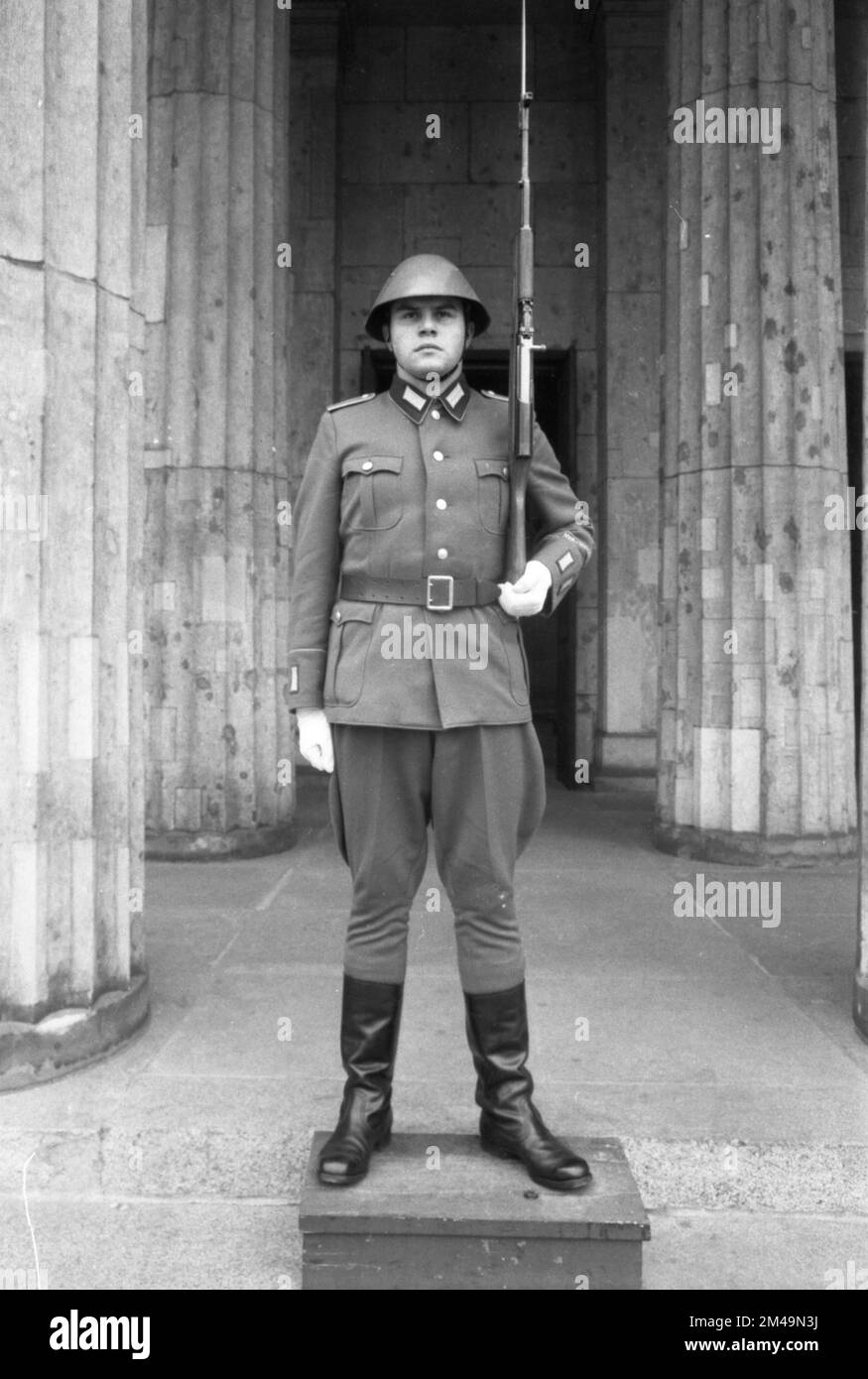 La photo a été prise entre 1965 et 1971 et montre une impression ...