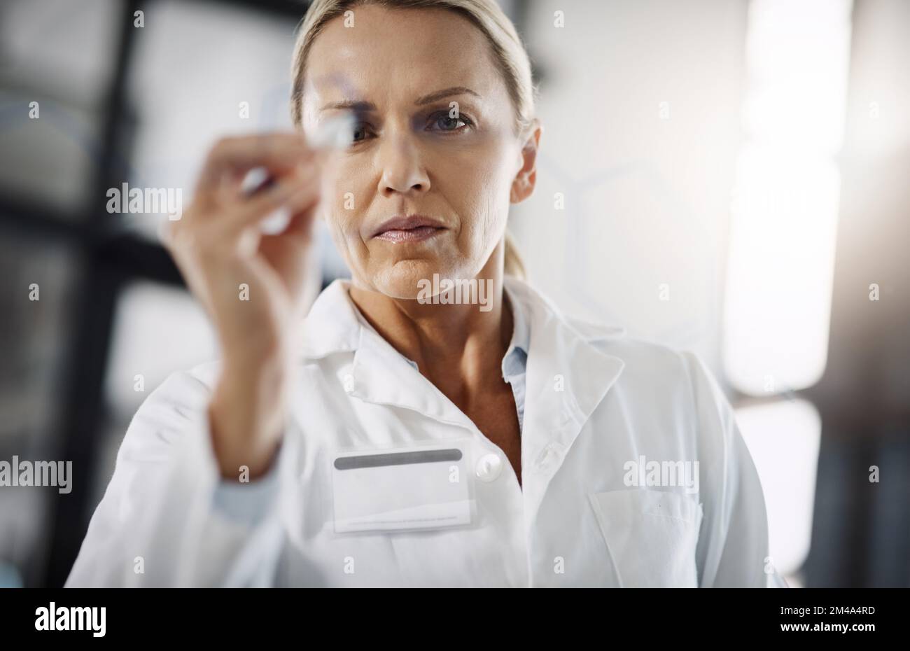 Shell Figure cette formule. une scientifique mature et attirante écrit ...