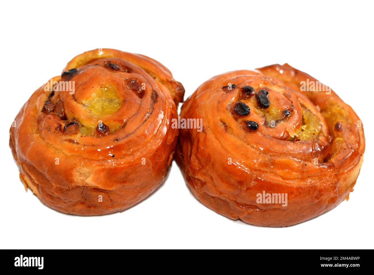 Roulé à la cannelle, roulé, sucré avec du miel et des raisins secs et ...