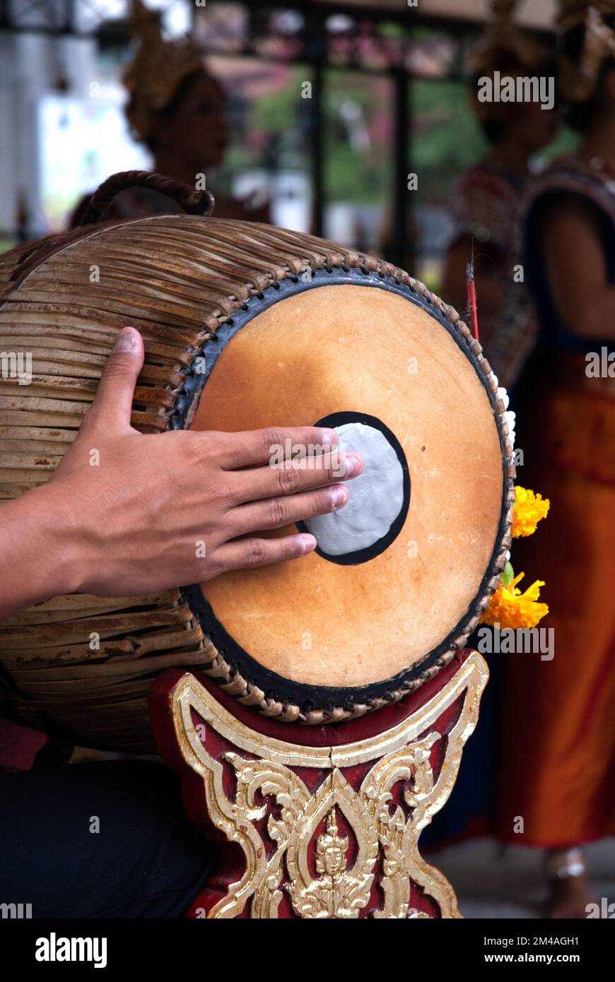 Sculpture d'homme avec tambour Banque de photographies et d’images à ...