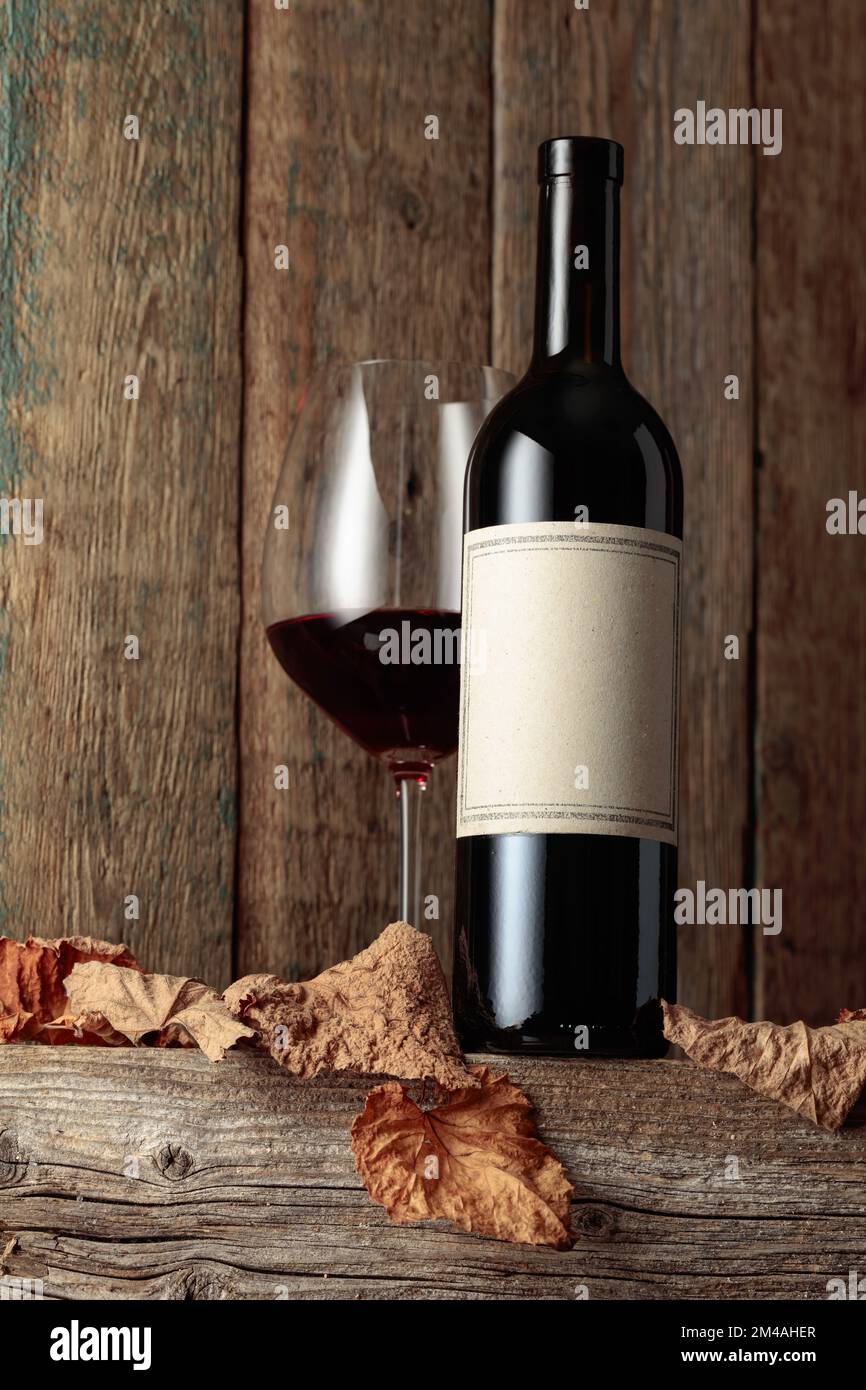 Bouteille et verre de vin rouge sur une ancienne table en bois avec des ...