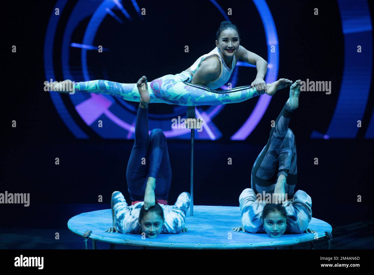 La troupe de Puje, contortion, acrobaties, le cirque Flic Flac se ...