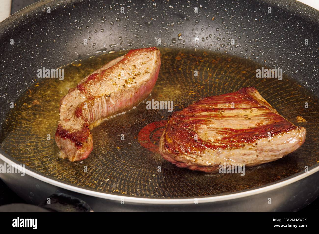 Plat de bœuf américain marbré sur une poêle. Gros plan sur la cuisson ...