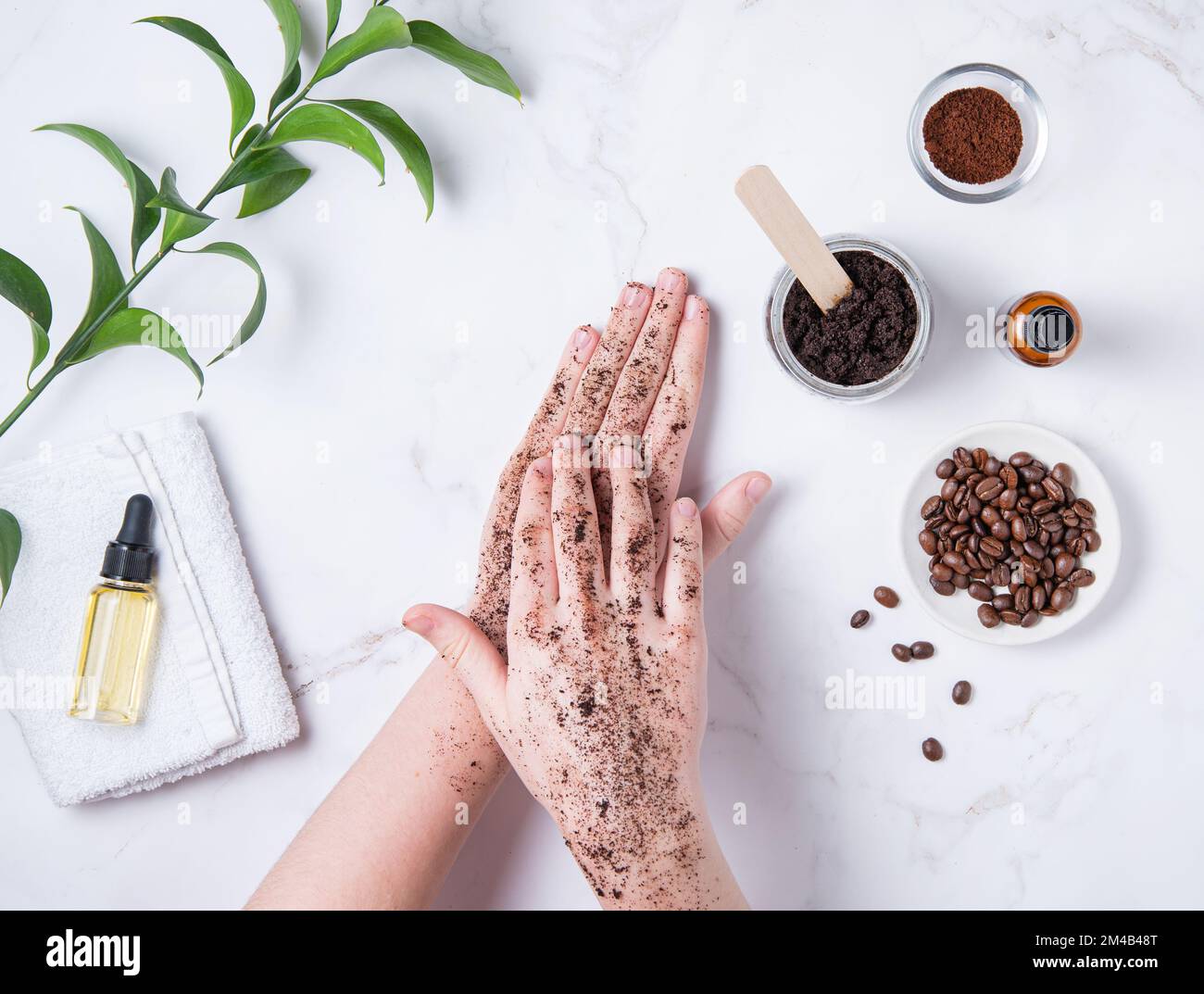 Concept spa. Une jeune femme fait un massage des mains avec un gommage ...