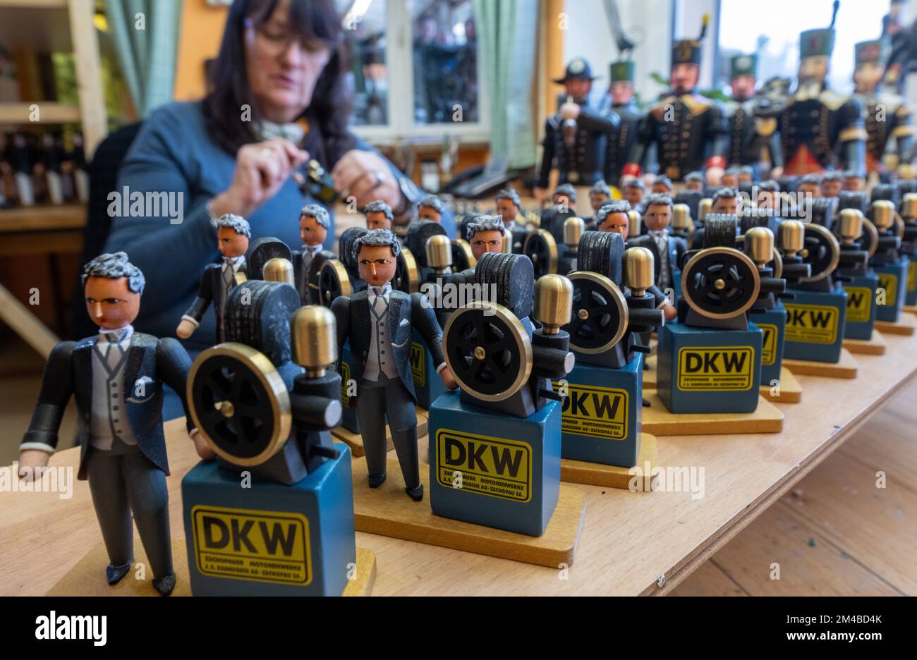 20 décembre 2022, Saxe, Seiffen: Dans l'atelier de Walter Werner ...