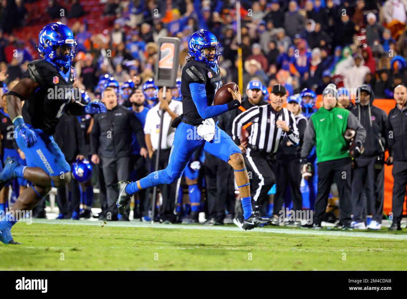 Boise State Broncos quarterback Taylen Green (10) court pour un ...