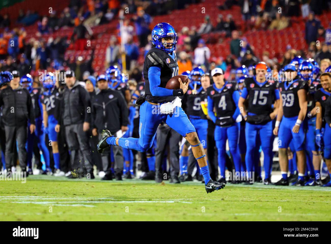 Boise State Broncos quarterback Taylen Green (10) court pour un ...