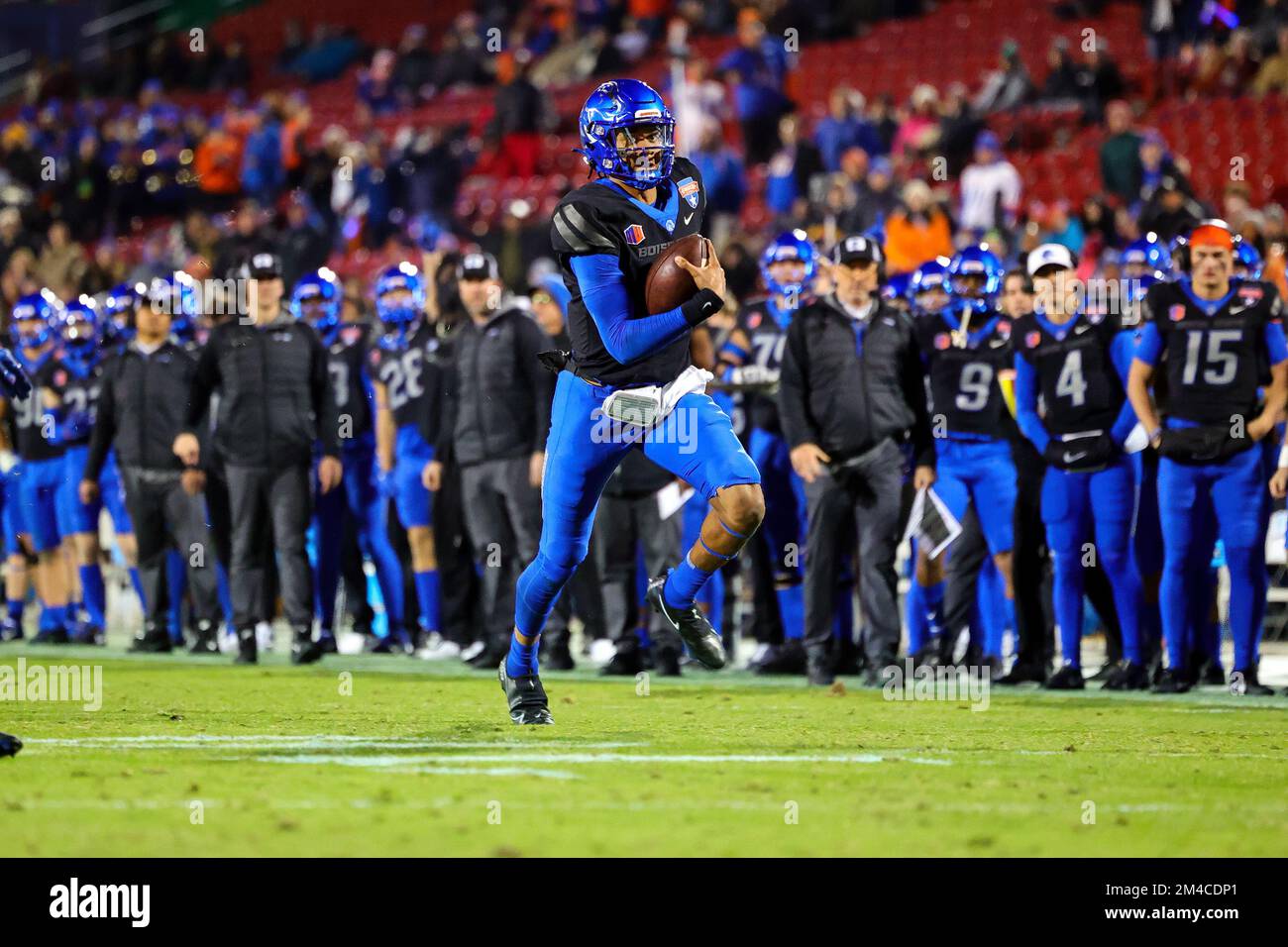 Boise State Broncos quarterback Taylen Green (10) court pour un ...