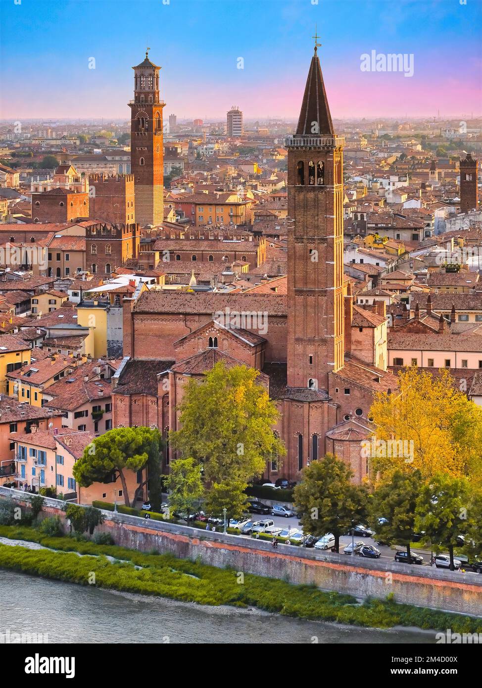 Vérone, Vénétie, Italie. Vue depuis la colline de San Pietro au coucher ...