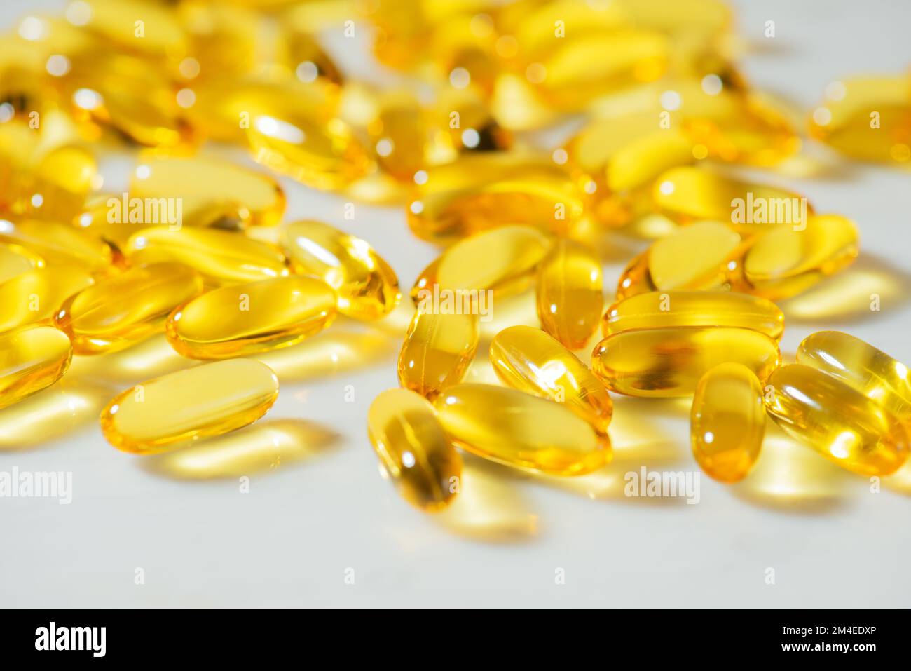 Huile de poisson Omega 3 Capsules a chuté contre le marbre blanc ...