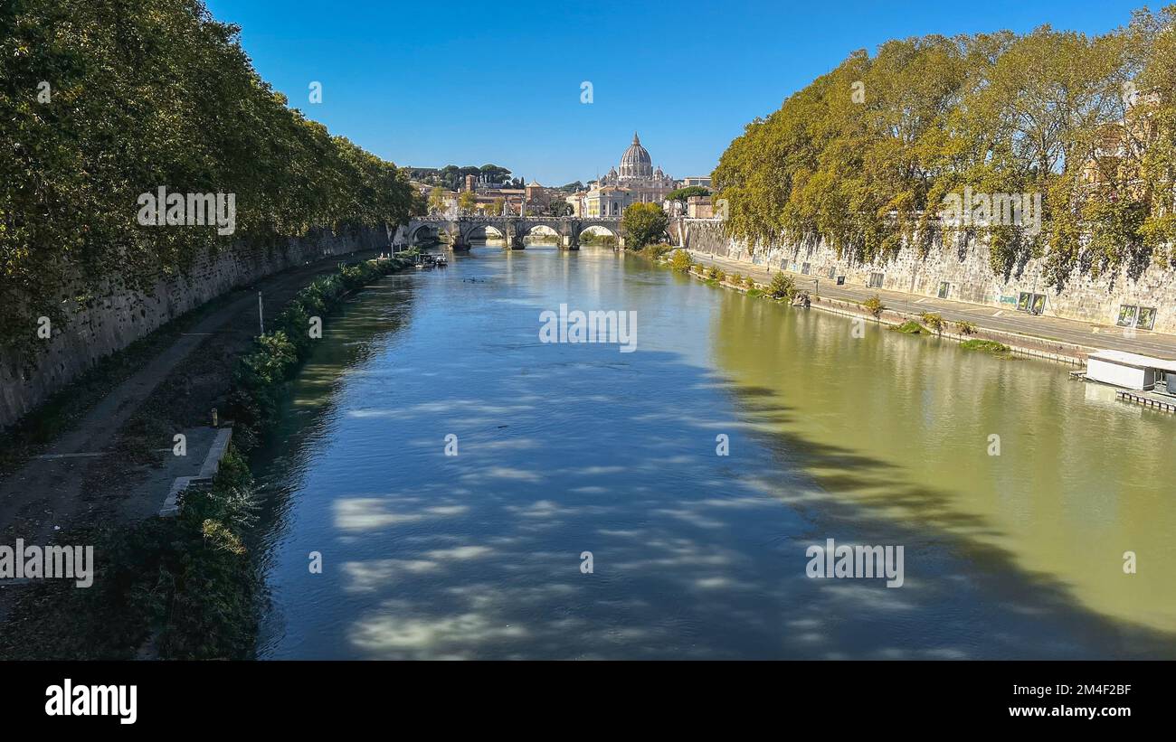 Le pittoresque fleuve Tibre qui traverse Rome, en Italie, a été capturé ...