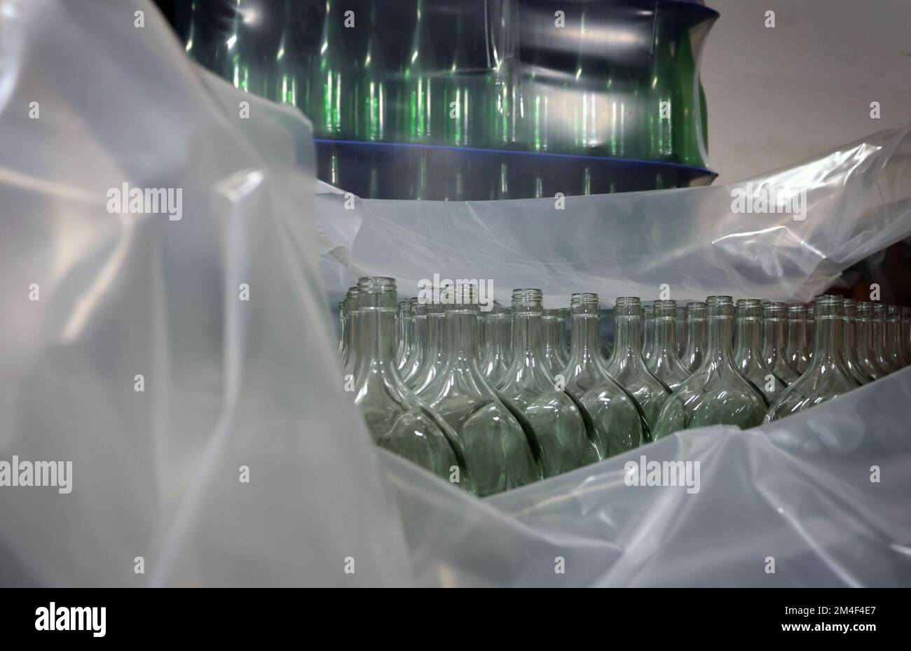 PRODUCTION - 14 décembre 2022, Bavière, Würzburg : des bouteilles de vin et de bocssbeutel vides ...