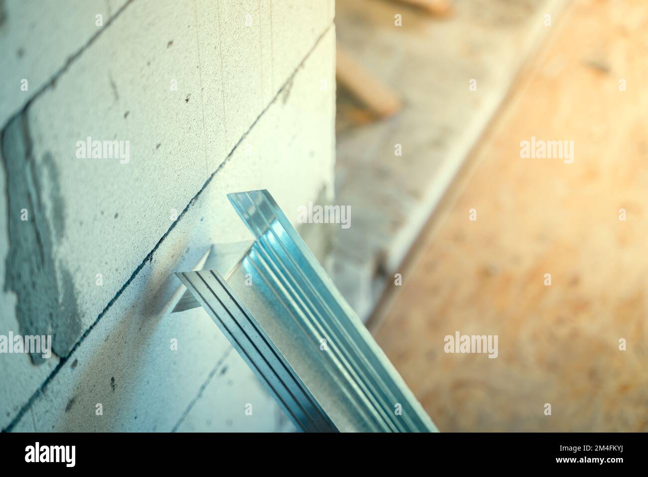 Gros plan d'un profil métallique préparé pour un mur de cadre ...